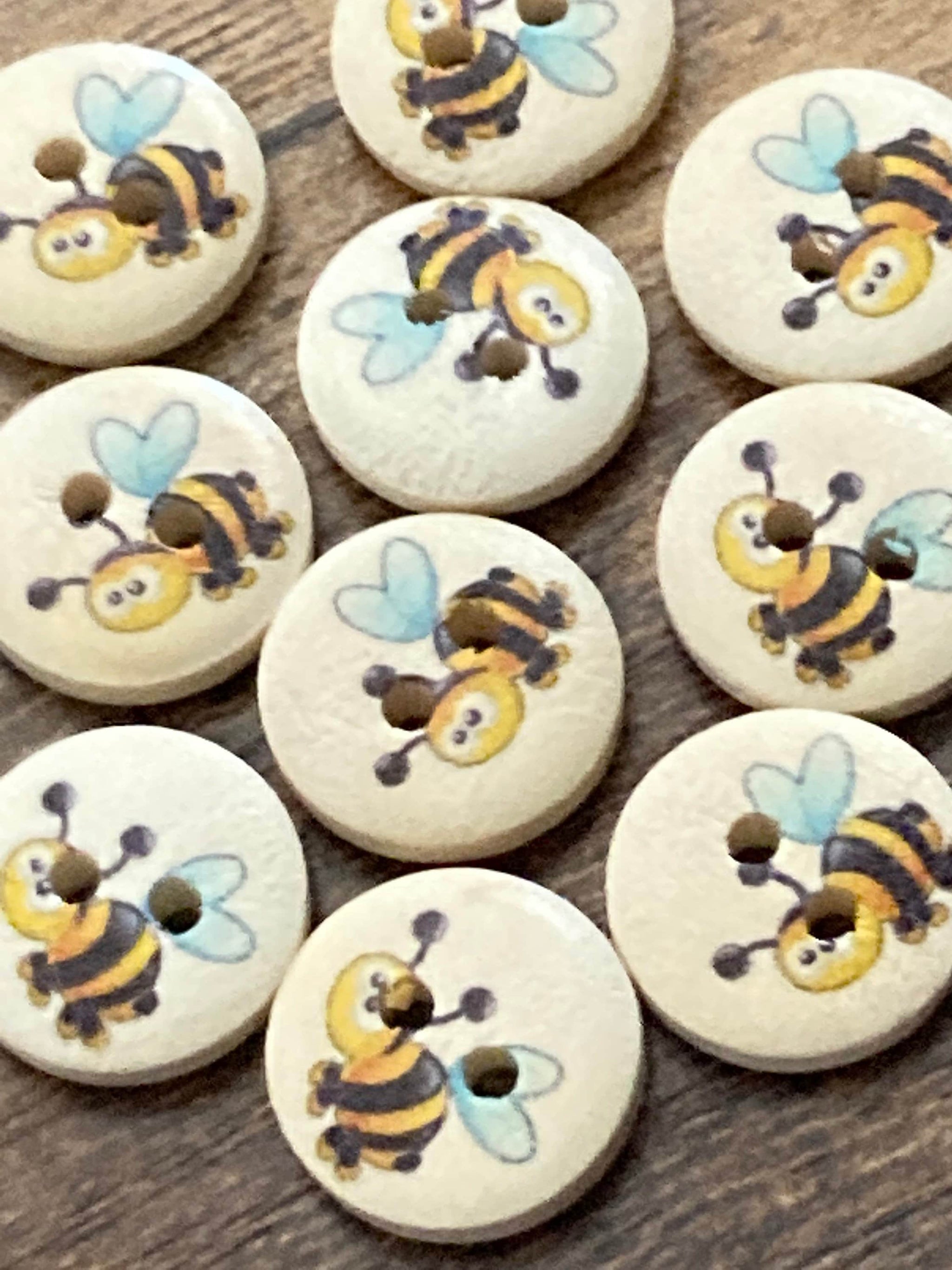 10 x 15mm round bee wooden buttons